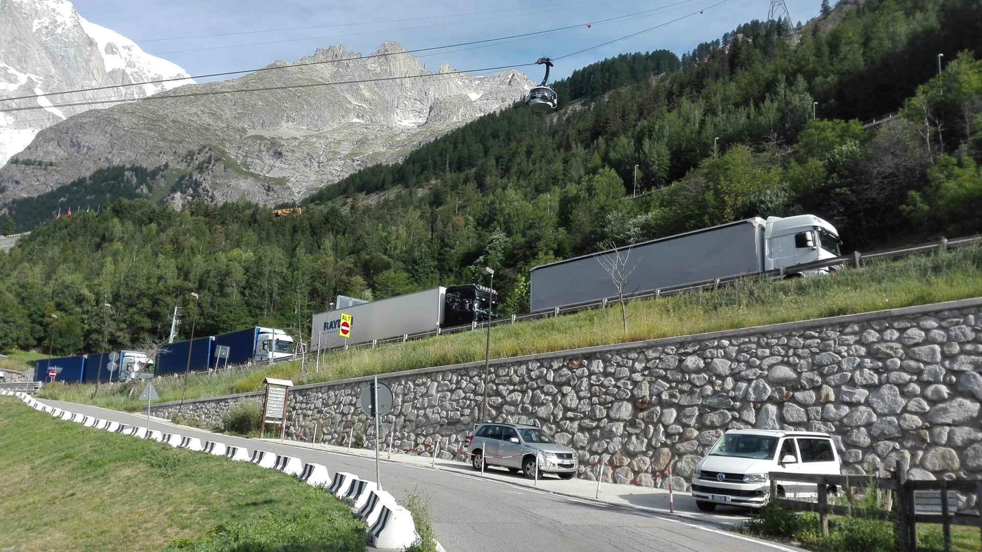 Un'auto con 4 persone a bordo esce di strada in A5 e finisce nei pressi ...