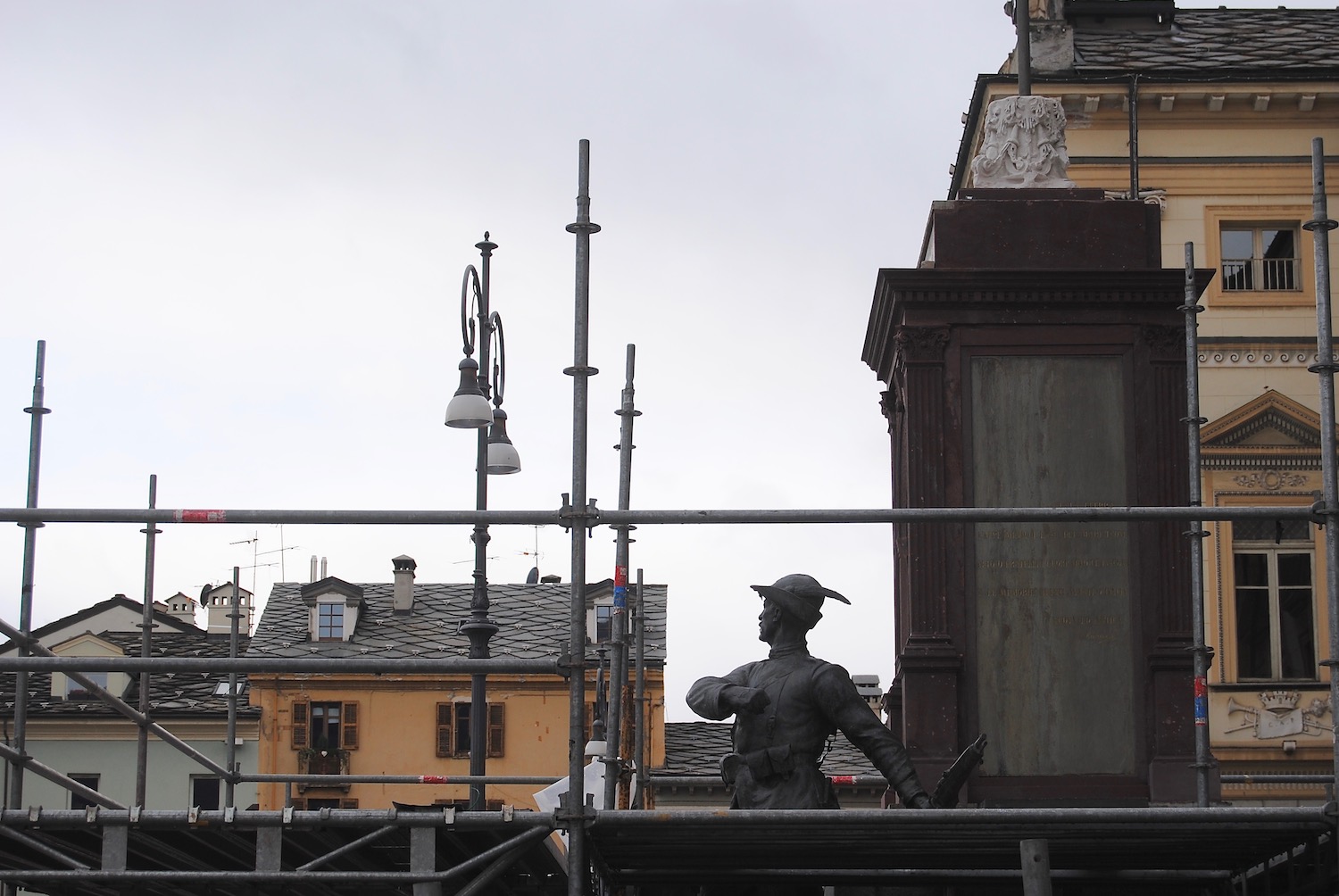 Aosta, l'"Alpino" torna a guardare piazza Chanoux - Aostasera