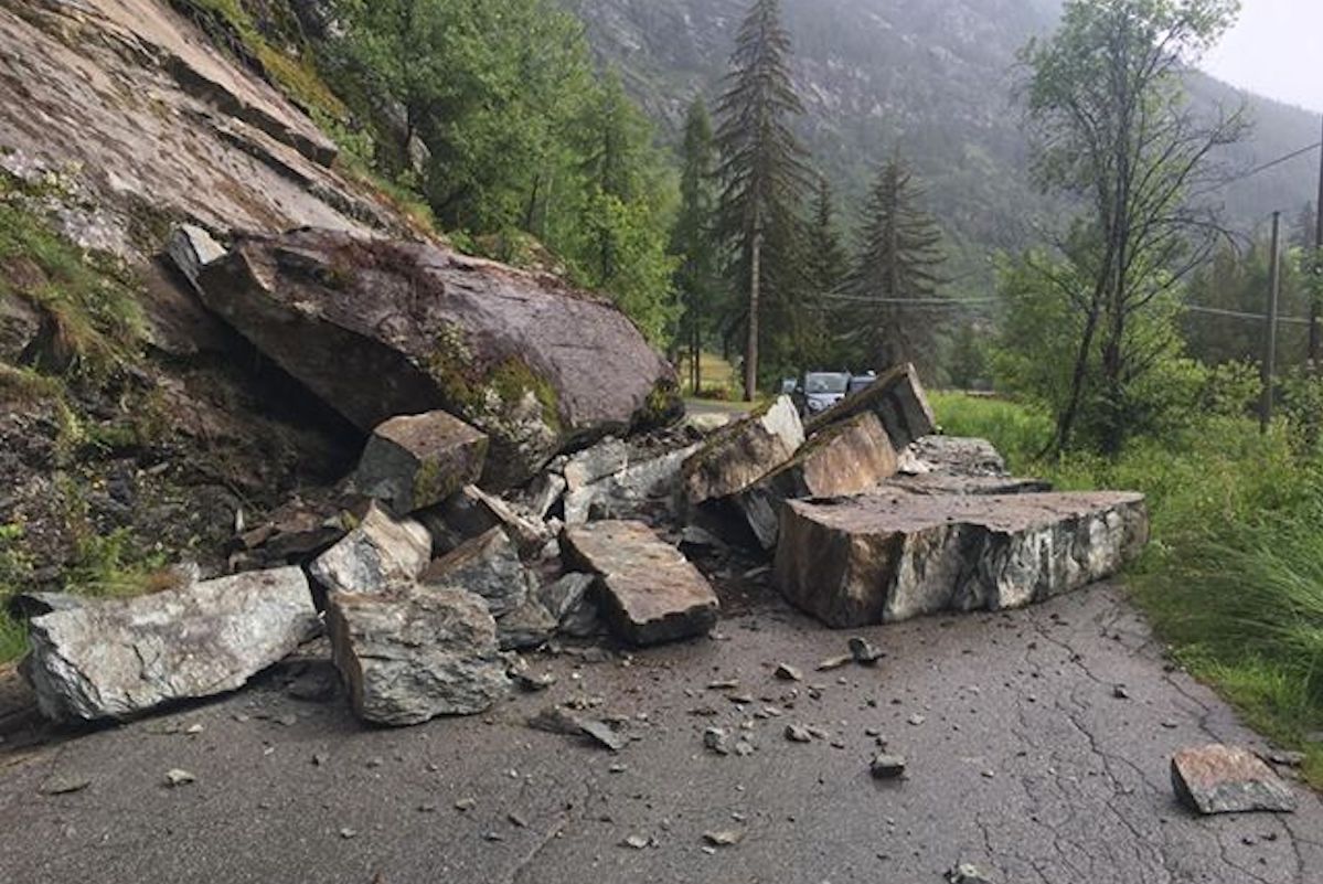 Rocce sulla strada ad Arvier: isolato il villaggio di Planaval - Aostasera