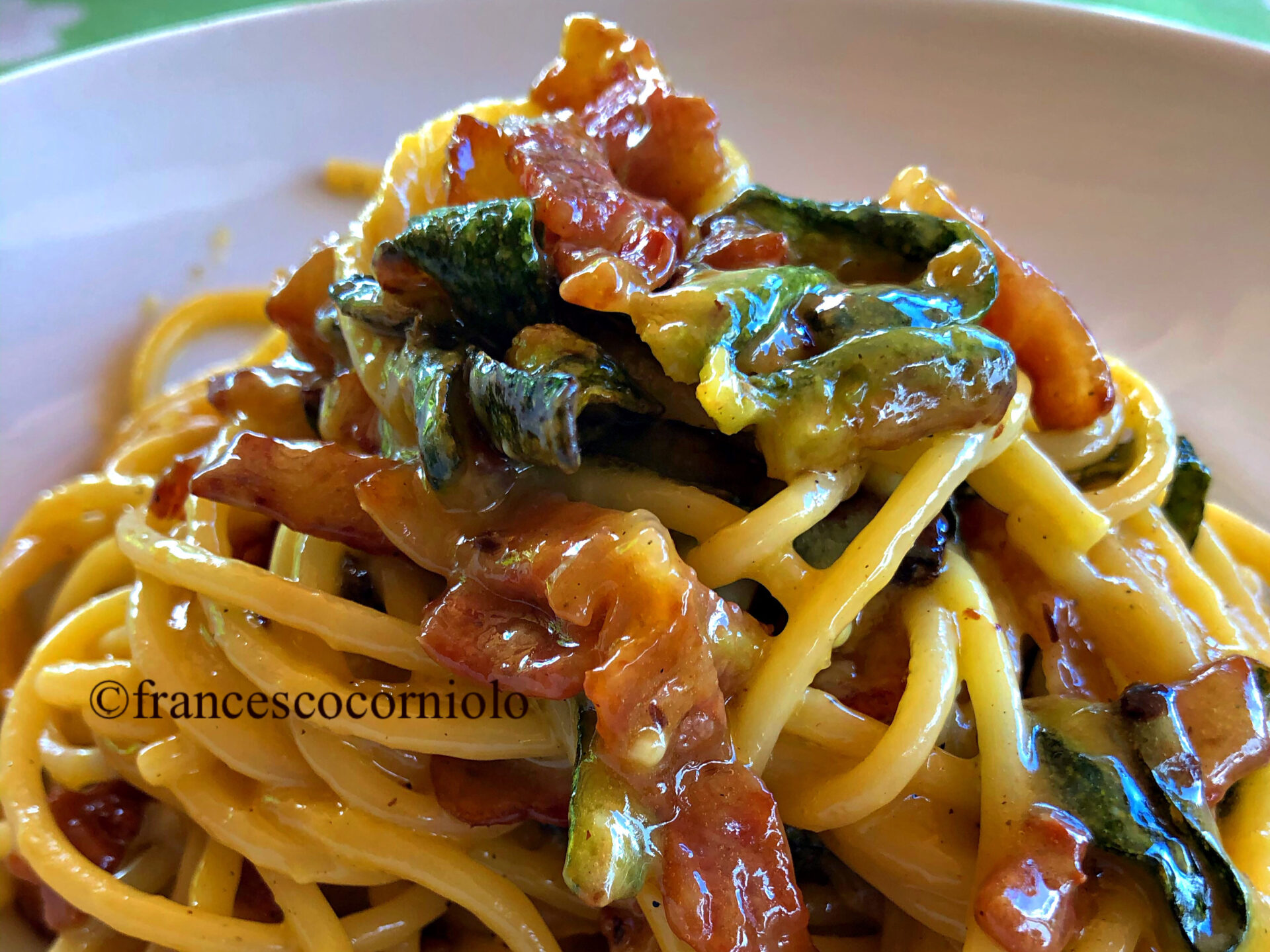 Spaghetti in salsa d'uovo, zucchine e guanciale - Aostasera