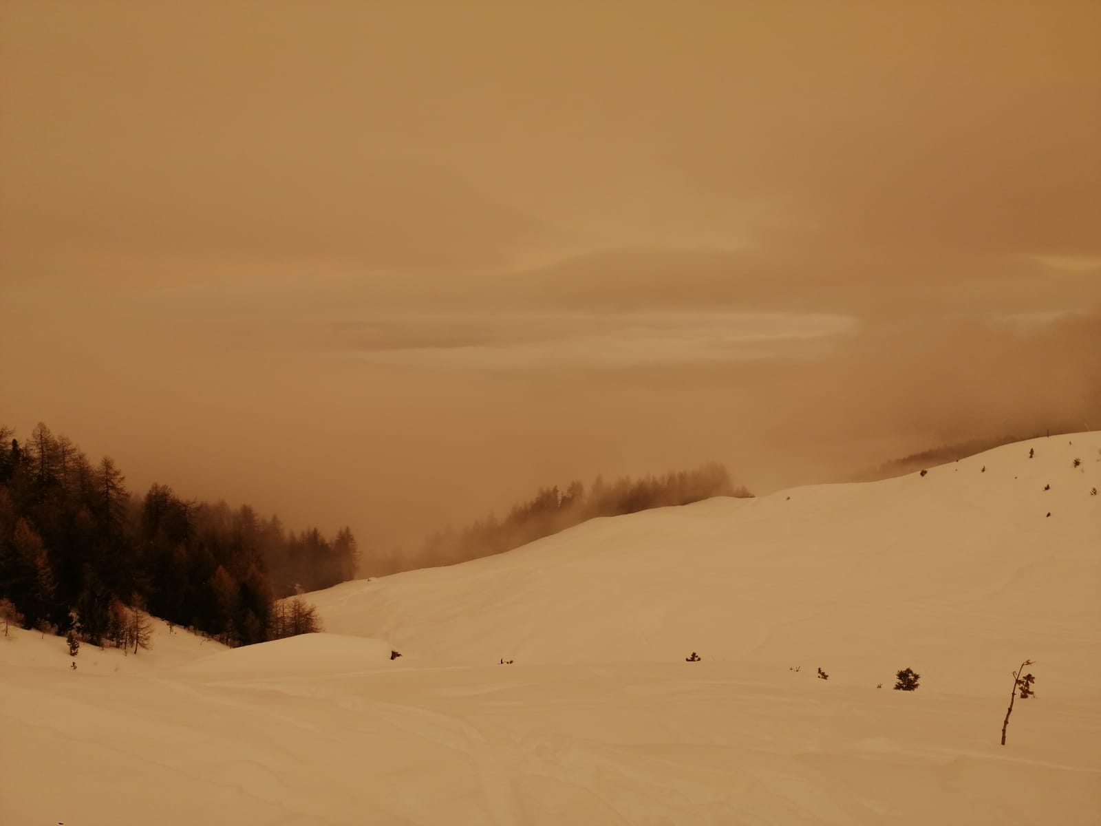 “Neve rossa”, la polvere del Sahara è arrivata anche in Valle d’Aosta