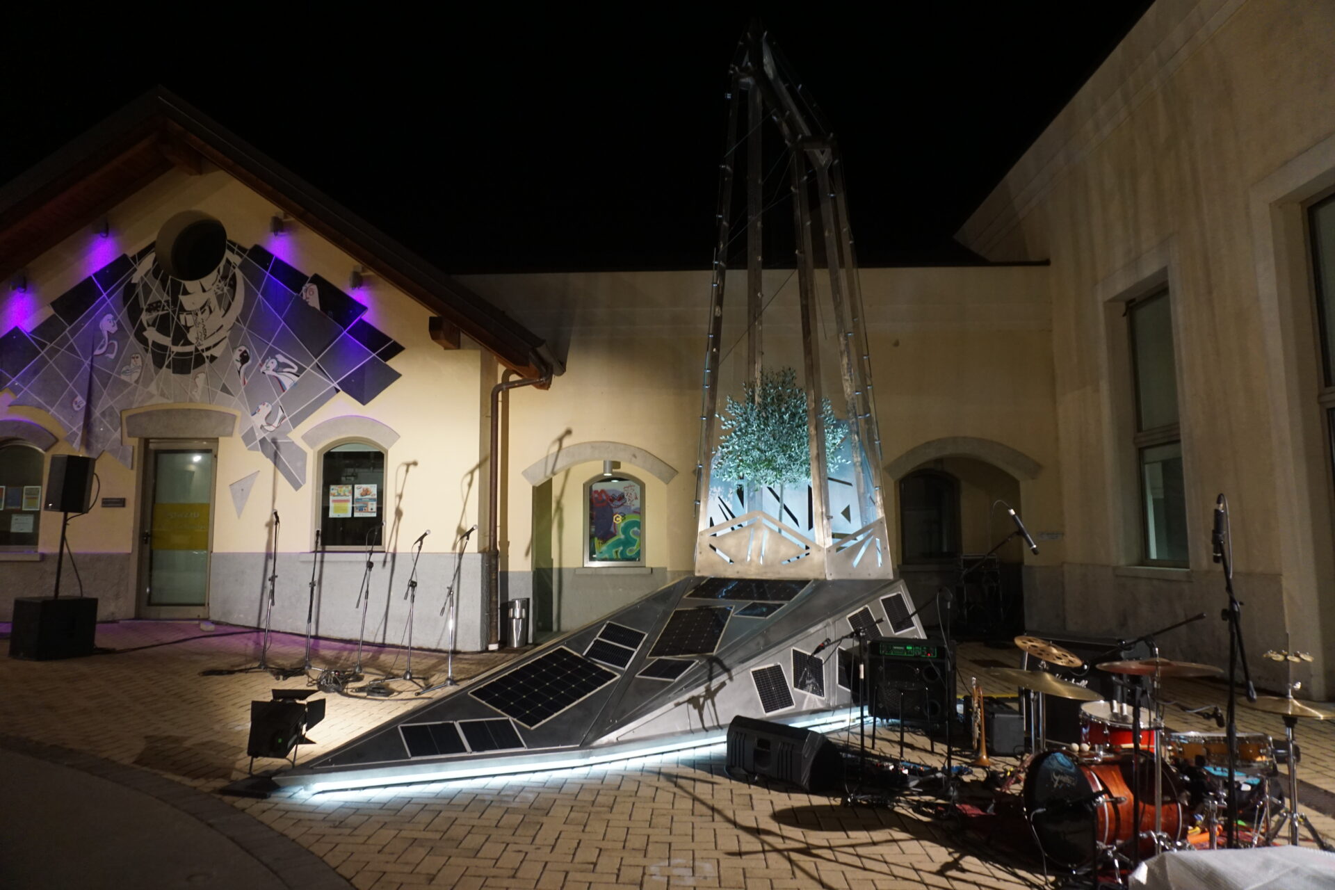 Il "Cristallo di Luce" di Scroppo illumina la Cittadella dei Giovani ...