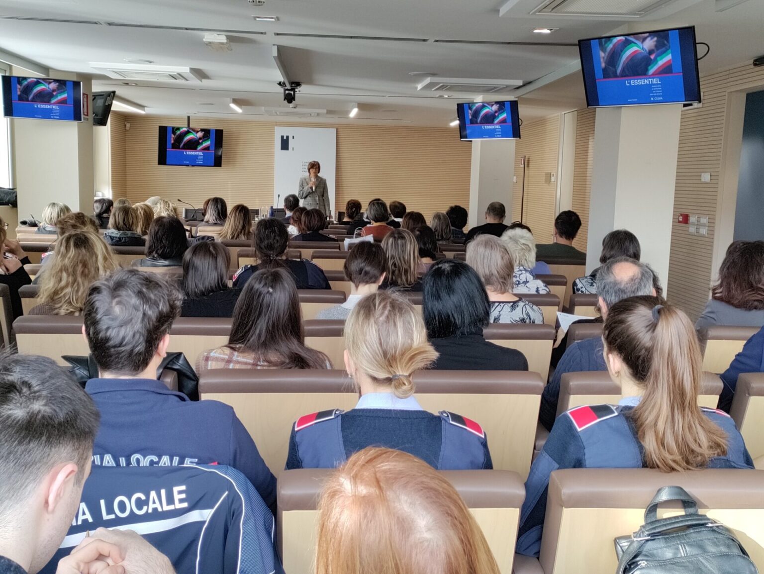 Cosa fare in Valle d'Aosta - Libri, Anna Fosson presenta ad Aosta "L'essenziale del cerimoniale ...