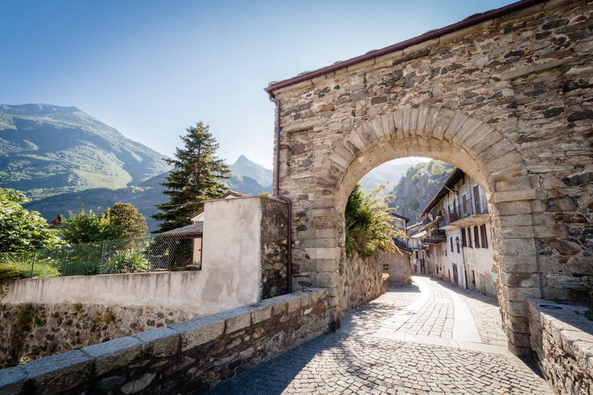 Cosa fare in Valle d'Aosta Giornate Fai: alla scoperta del borgo di Donnas e della Porta Praetoria